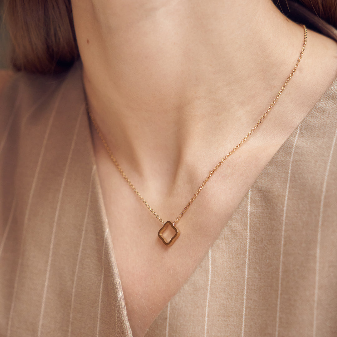Fiona Necklace – Dealer Burker